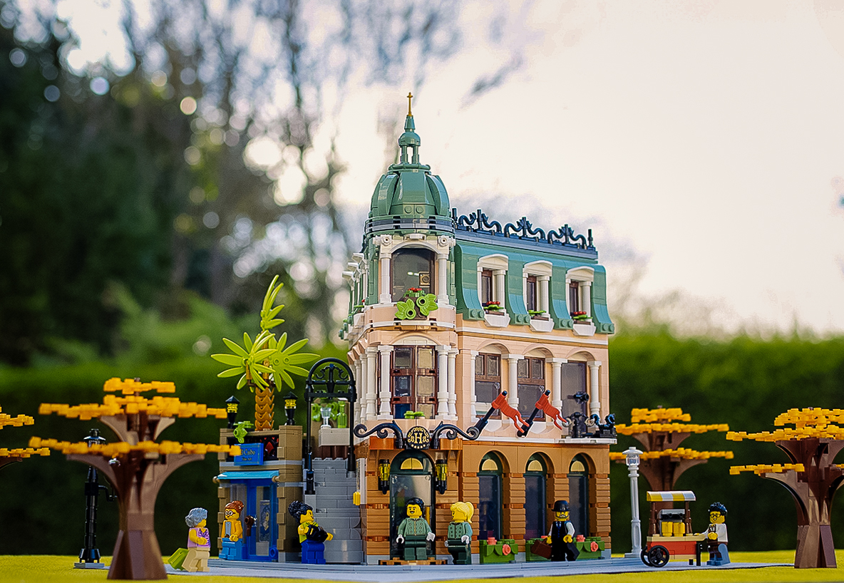 Review: LEGO Boutique Hotel 10297 - BrickCentral